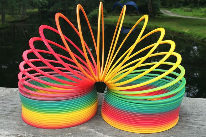 ¿Recuerda este resorte de colores? este video le mostrará la forma de ...