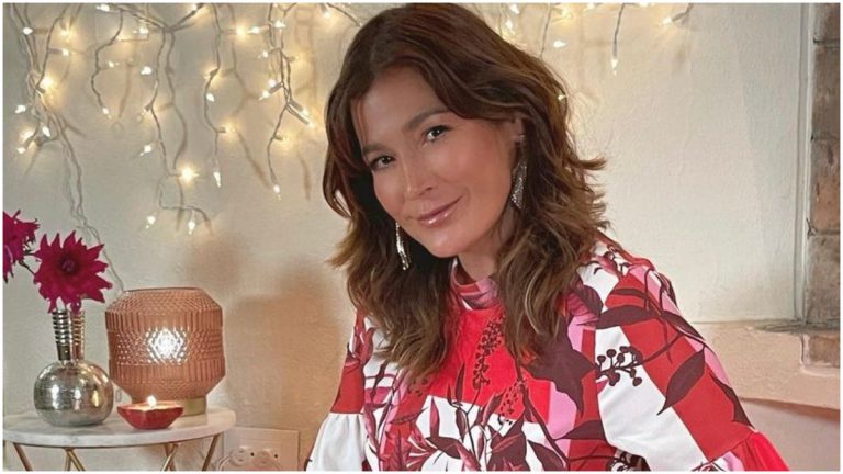 “Una diosa”: Kathy Sáenz celebró sus 50 años con atrevido escote