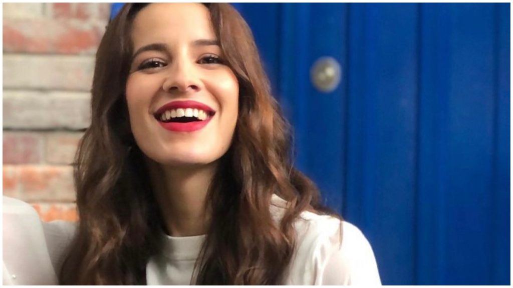 Laura Londoño posó como Dios la trajo al mundo y solo la taparon unas hojas