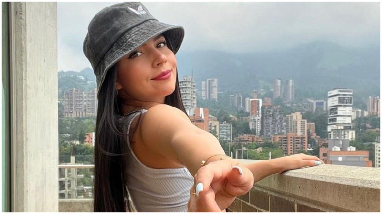 Aida Cortés posó semidesnuda y cubriendo sus partes íntimas con cabello