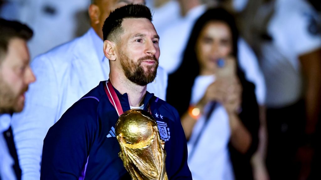 Icónico: Messi durmiendo dichoso junto a la Copa del Mundo