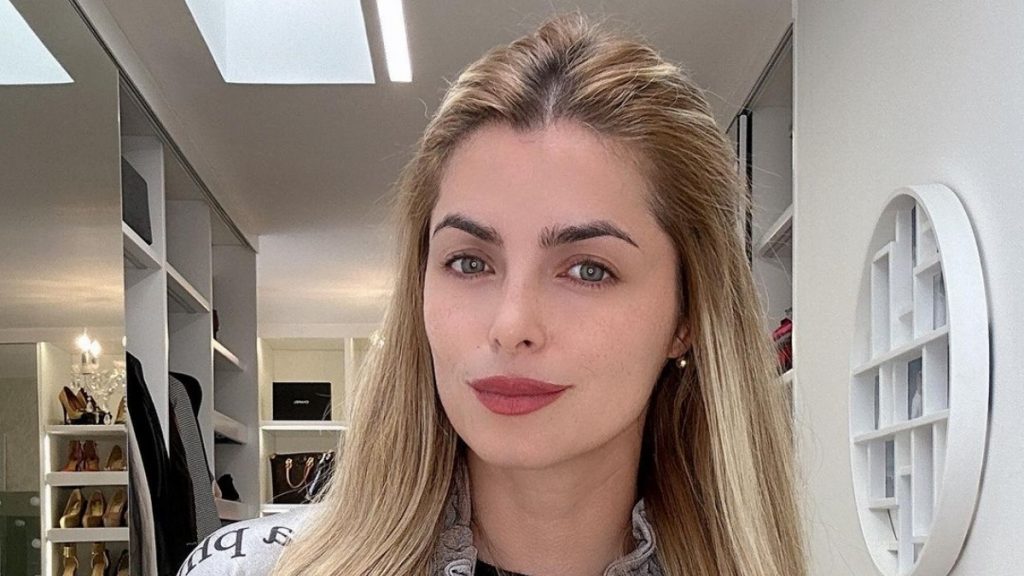 Cristian Hurtado hizo sensual pose con sensual traje