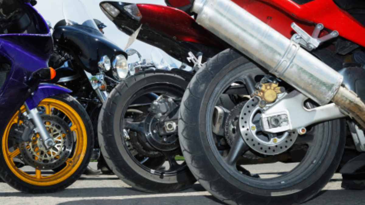 ¿Cuánto vale la multa por estar mal parqueado? Le pueden llevar la moto a los patios